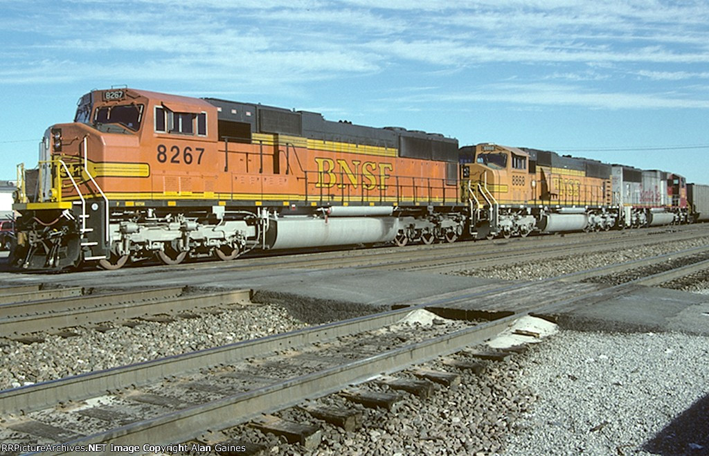 BNSF SD75M 8267